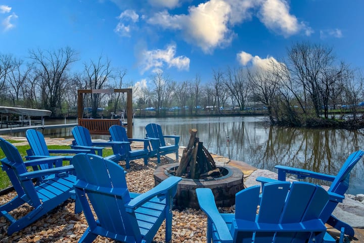 Waterfront Oasis W/ Hot Tub, Sauna, Firepit & Pier - Fox Lake, IL