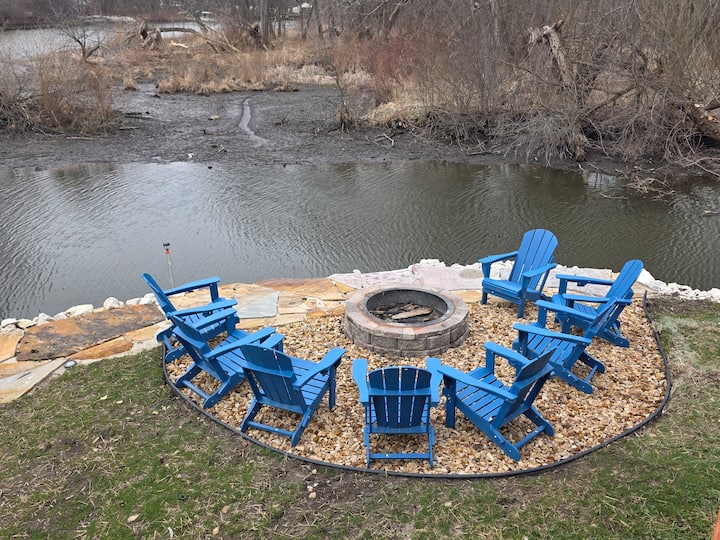 Waterfront Oasis W/ Hot Tub, Sauna, Firepit & Pier - Fox Lake, IL