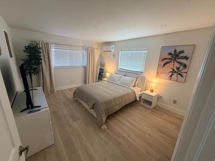 Modern Coastal Retreat / Near Downtown Cape Coral - Cape Coral, FL