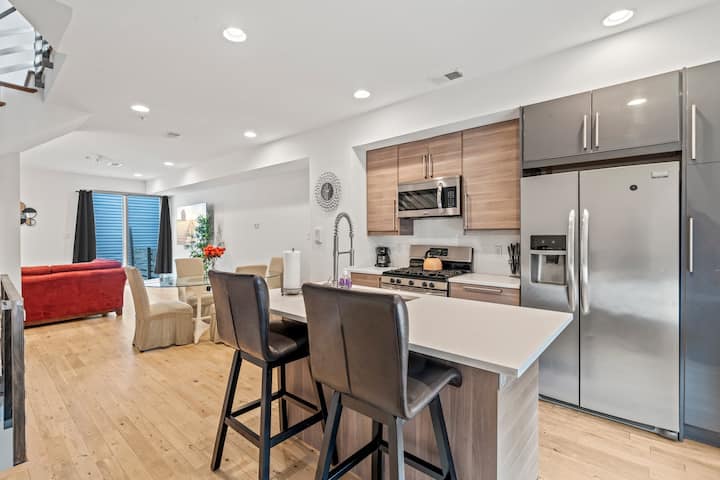 Newly Renovated 4br W/ Hottub - Philadelphia, PA