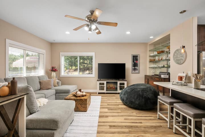 Peaks View Bunk House | Pet Friendly + Game Room - Forest Grove, OR