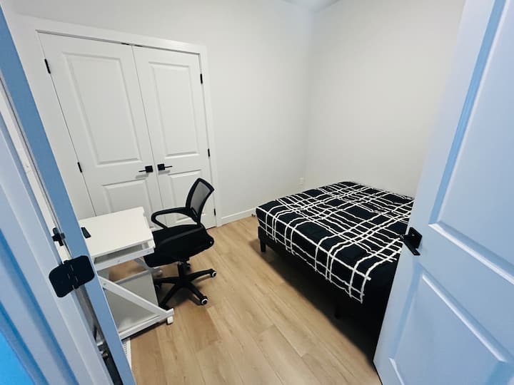 Brand New Private Room + Bath - Close To Airport - Leduc