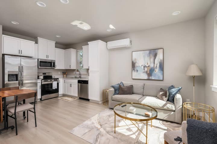 Chiquita Bonita | Brand New, Stylish & Spotless, - Sherwood, OR