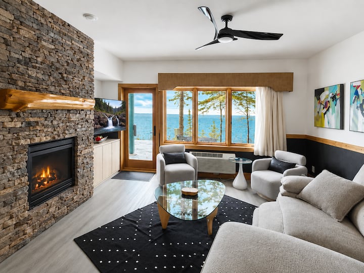 "Lakeside" - Pool/whirlpool/sauna - Dog Friendly! - Two Harbors, MN