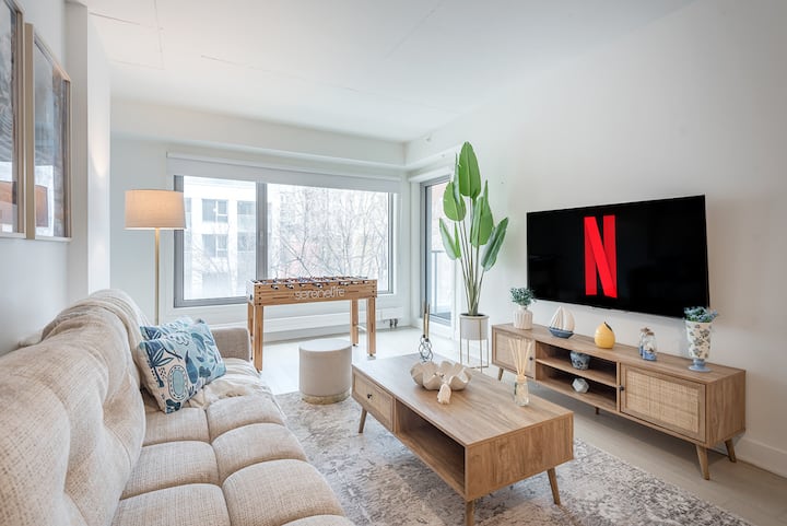 Stylish Retreat- New Build | Balcony + Foosball - Montreal