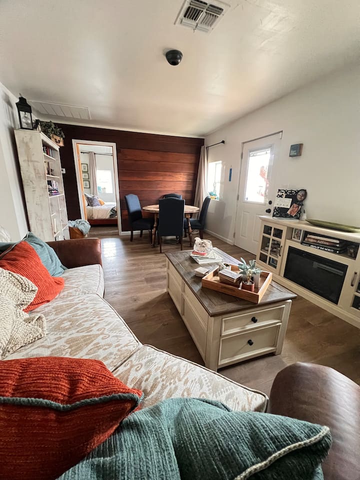 Cole's Bungalow

A Cozy Home Full Of Whimsy - Williams, AZ