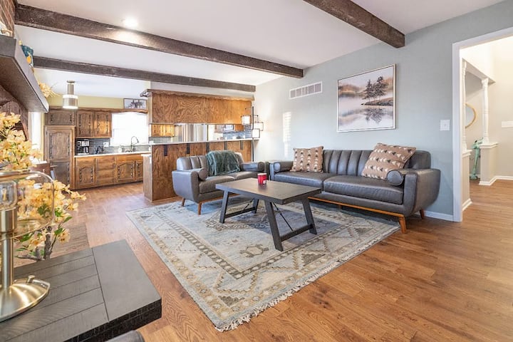 Spacious Retreat | 4 Br + Huge Yard+ Deck - Shawnee, KS