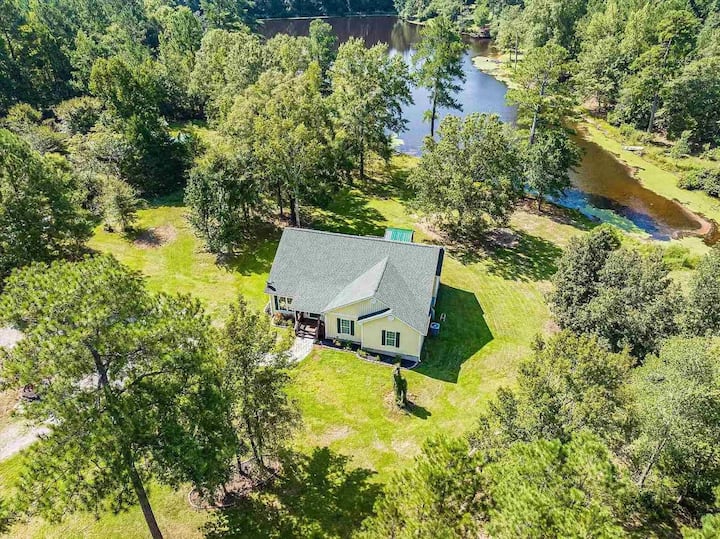 Lakeside Villa Retreat 5-bedroom Oasis With 6 Tvs, - Harlem, GA