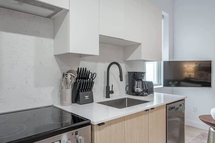 Corporate Den | Comfy Bed | Prime Location - LaSalle