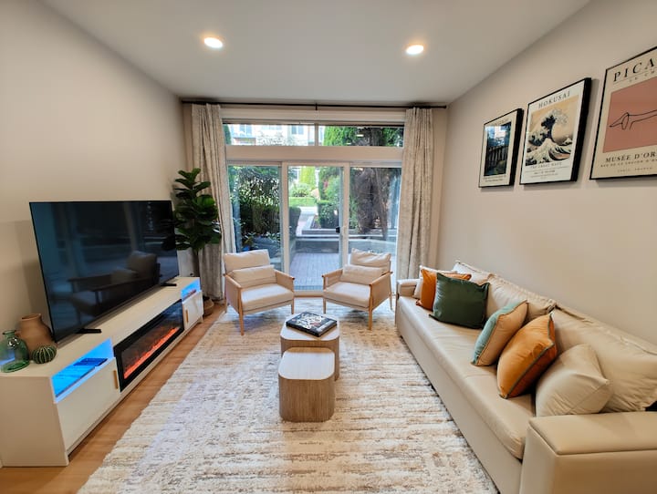 Exquisite 1 Bedroom Condo W/ Parking & Pool! - Seattle, WA