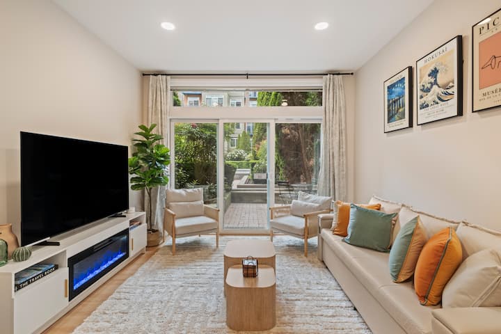 Exquisite 1 Bedroom Condo W/ Parking & Pool! - Ballard - Seattle