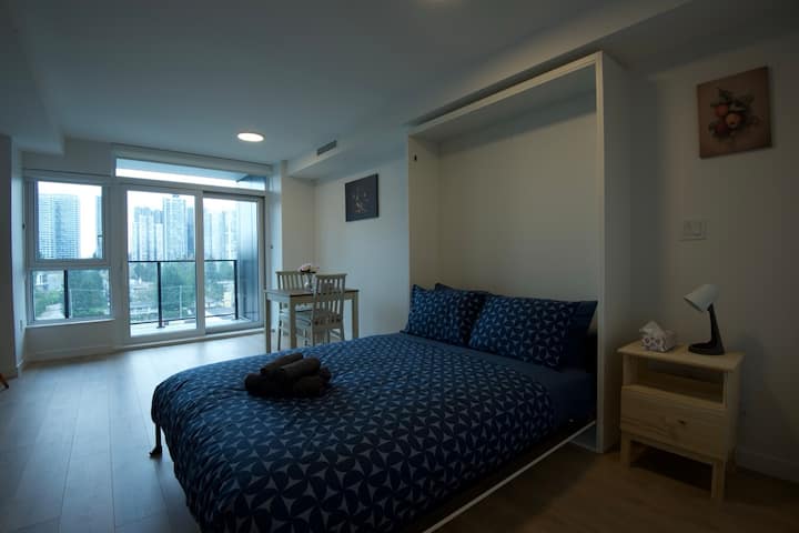 Queen Bed Apartment - Surrey, BC