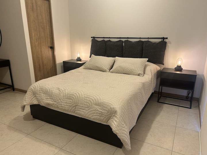 Depa Céntrico Para 4 | 2 Baños | Coworking+gym - Guadalajara, Mexico