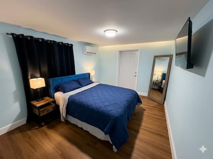 Tv + Coffee + Beach And Center Near + Free Parking - St. Petersburg, FL