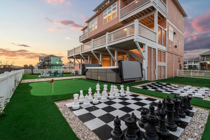 Beachfront | Sleeps 30 | Swim Spa + Fire Pit - Crystal Beach, TX