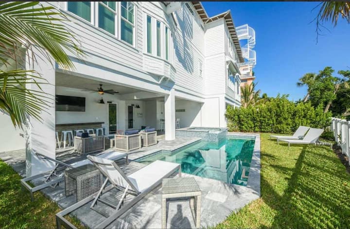 Dry Dock | Canal-front Retreat On Siesta Key - Siesta Key, FL