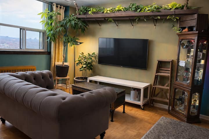 Curated Downtown Art Retreat | Free Parking - Toronto