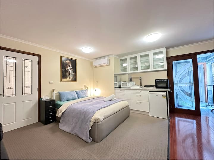 Fully Furnished Private Studio Apartment - Canberra