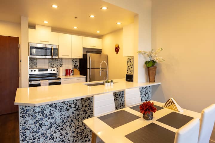 Chic Downtown Oasis: Private Patio + Robson Steps - Vancouver