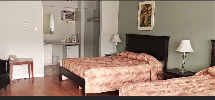 Standard Motel Room Courtyard Pool View - Penticton