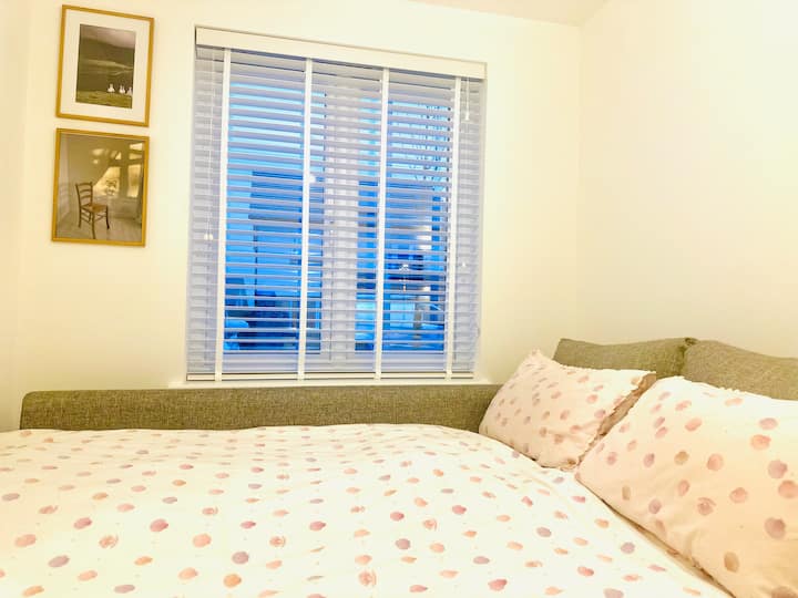 The Gilded Nest | A Room In House | Ideal For 1 - Motherwell