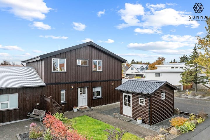 Spacious Family Home W/ Hot Tub  Near Sky Lagoon - Reykjavík