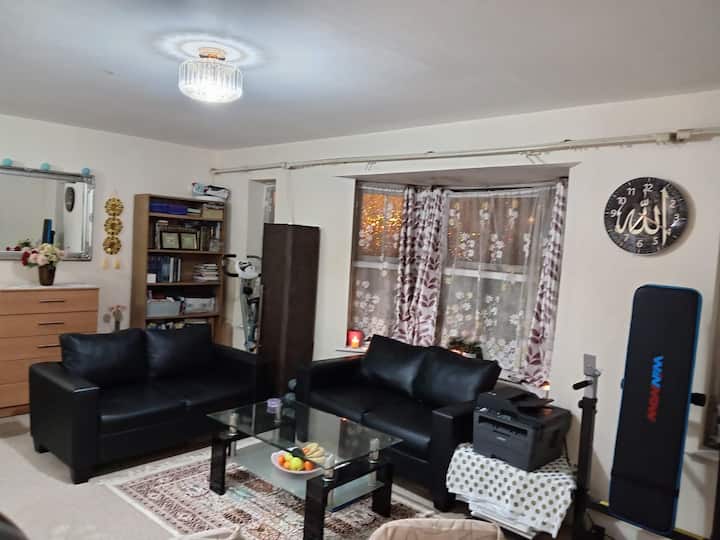 2 Bedrooms Flat In Surrey - Woking