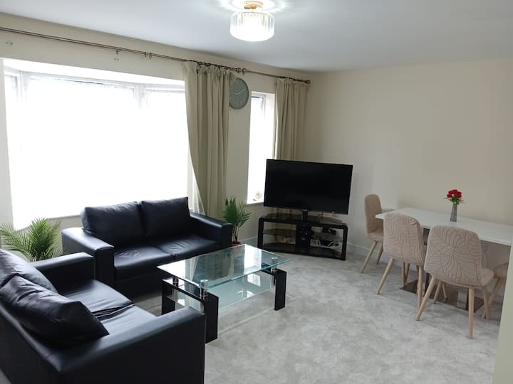 Cozy 2 Bedroom Flat, Woking | 30 Min Train London - Woking