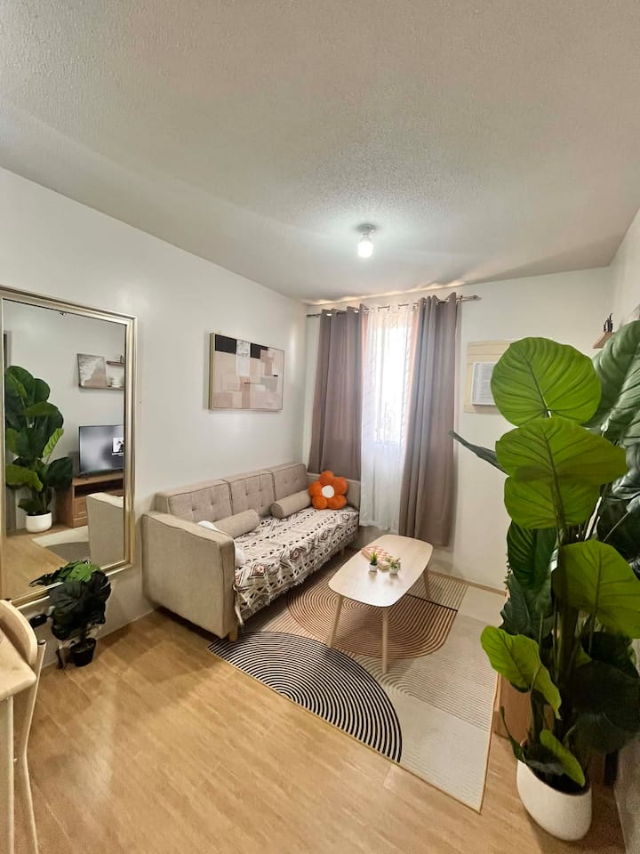 Centrally Located 2br Condo | Pool, Wifi, Netflix - Taytay