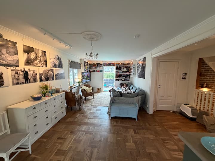 Lilla Huset Med Pool I Bromma Kyrka - Danderyd