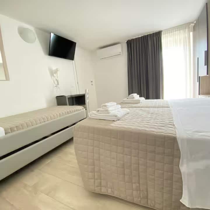 Hotel Bed&book: Camera Tripla Con Colazione - Riccione