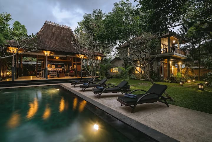 Villa Toya. Central, Leafy Retreat, Sleeps 10 - Bali