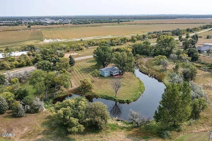 Peaceful Retreat Near Fort Lincoln Sleeps 10 - Bismarck, ND