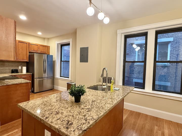 Spacious 7br Duplex In Coolidge Corner W/ Parking - Cambridge, MA