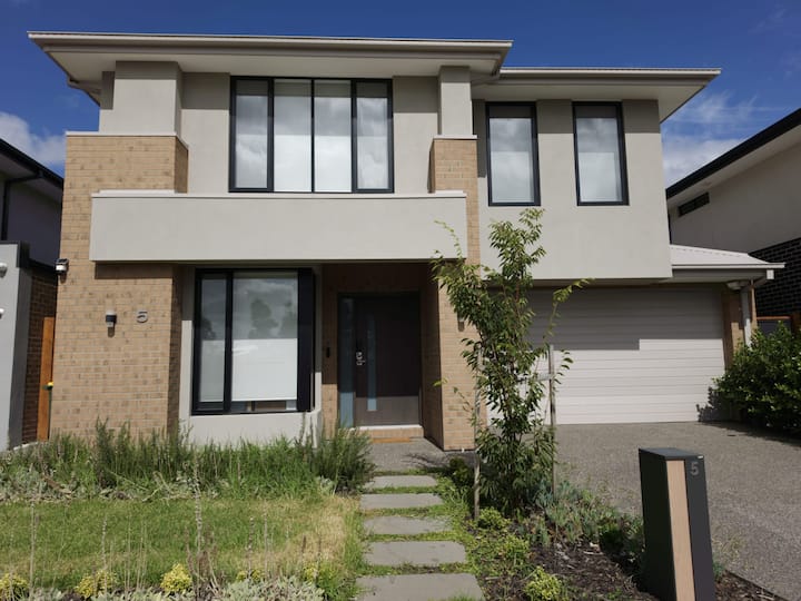 Edge – Luxury Truganina Stay - Werribee