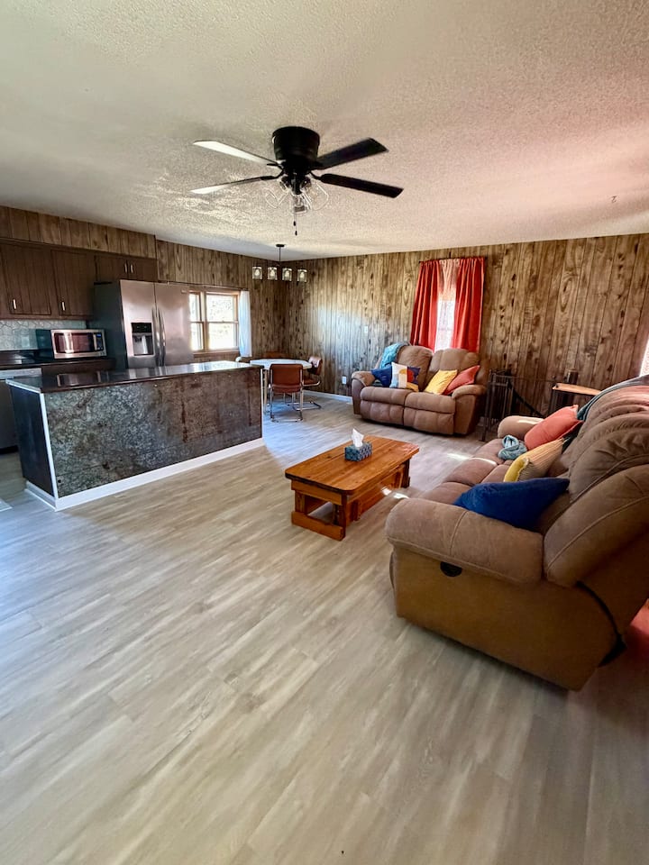 Cozy Country Home| Big Skies And Farmland View - Perry Lake, KS