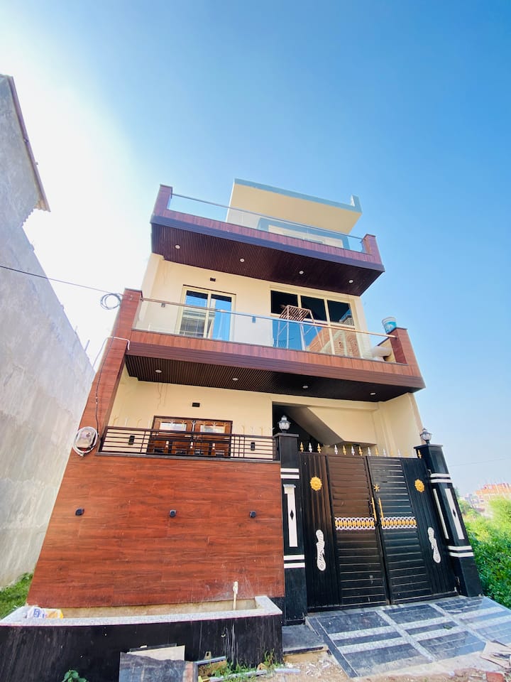Legacy Lodge Inn, Peaceful Place For Your Family, - Prayagraj