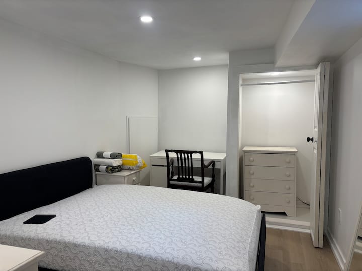 Gorgeous 1‑br Basement Suite, Steps To Subway - Toronto, ON