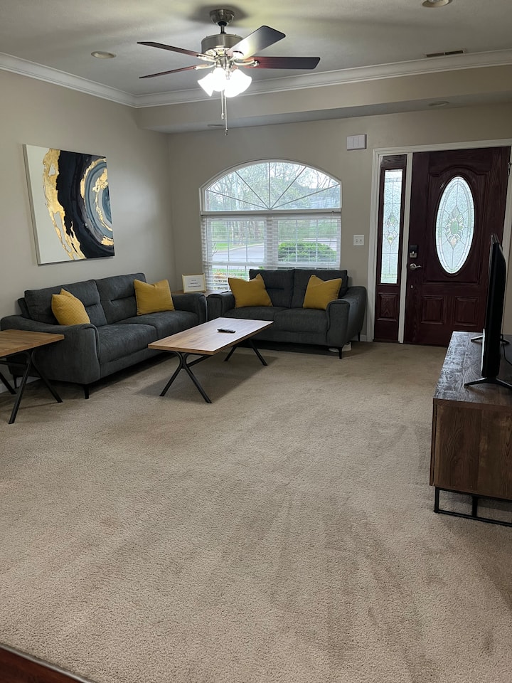 Convenient Golf Course Condo! - Marion, IL