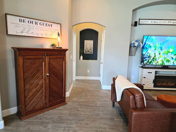 Still Waters Retreat|stylish Farmhouse|sleeps 8+ - Hobbs, NM