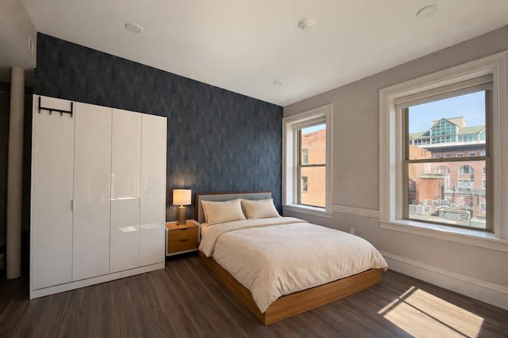 Stay Golden, Sun Drenched Corner Studio W/ Parking - Providence, RI