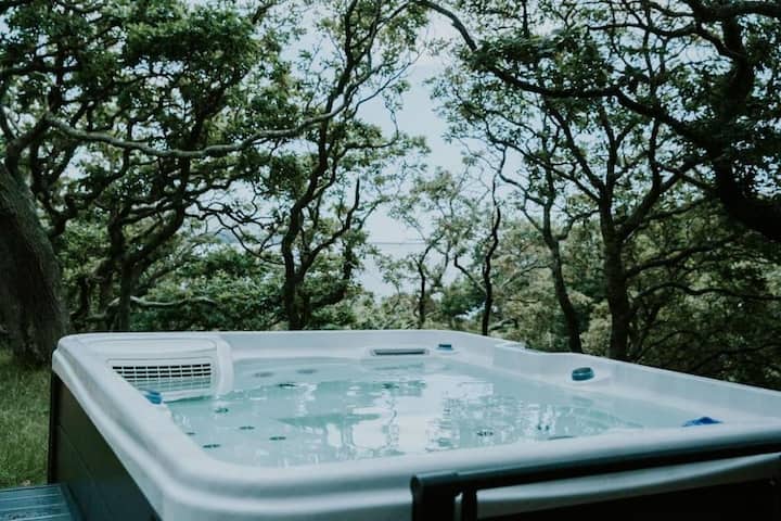 Romantic Cabin With Hot Tub & Private Beach - Tal-y-bont