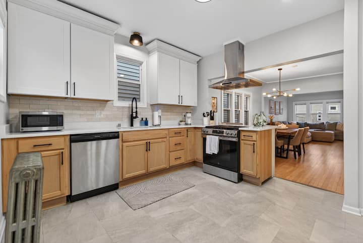 Modern Lux Home | Sleeps 12 | Walk To Brady St Fun - Milwaukee, WI