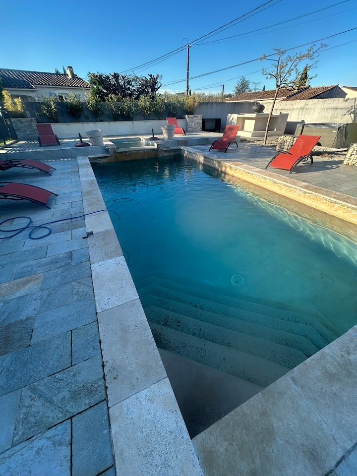 Villa Avec Piscine Et Jacuzzi. 12 Personnes - Gard