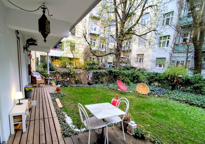 Eclectic Garden Flat – Art, Books & A Yellow Sofa - Munique