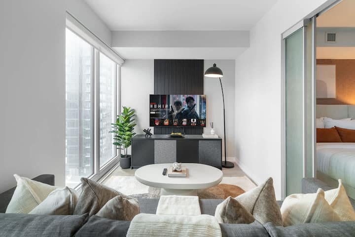 Skyline Serenity: Modern 1br Suite At Dundas Sq - Toronto, ON
