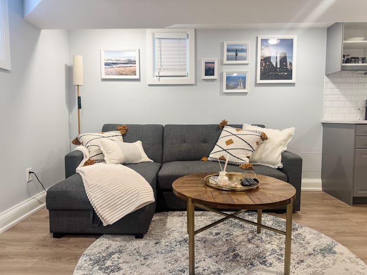 Bright Private Suite • 5-min Walk To Subway - Toronto