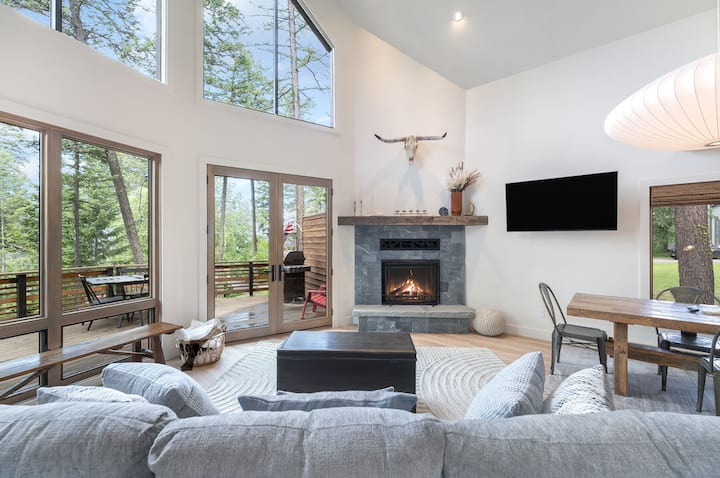 New! Cozy 2-bed Cabin - Hot Tub & Fire Pit - Whitefish, MT
