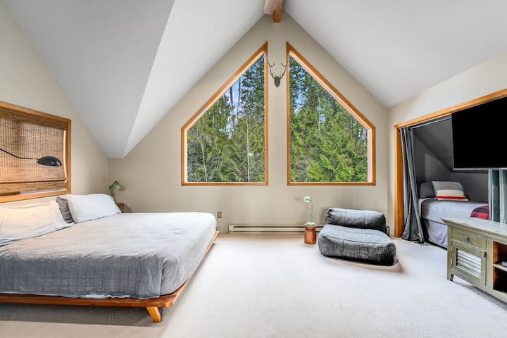 New! Cozy 2-bed Cabin - Hot Tub & Fire Pit - Whitefish, MT