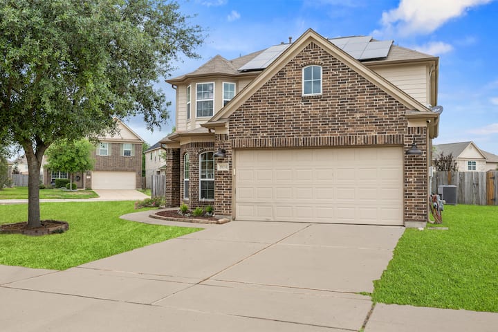 Cozy Spacious 5-bedroom Residence With Office! - Tomball